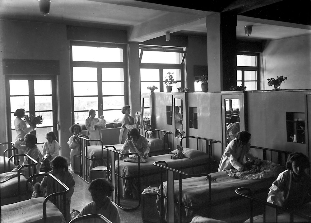 Villa Rosa Maltoni Mussolini: female students tidying their bedrooms