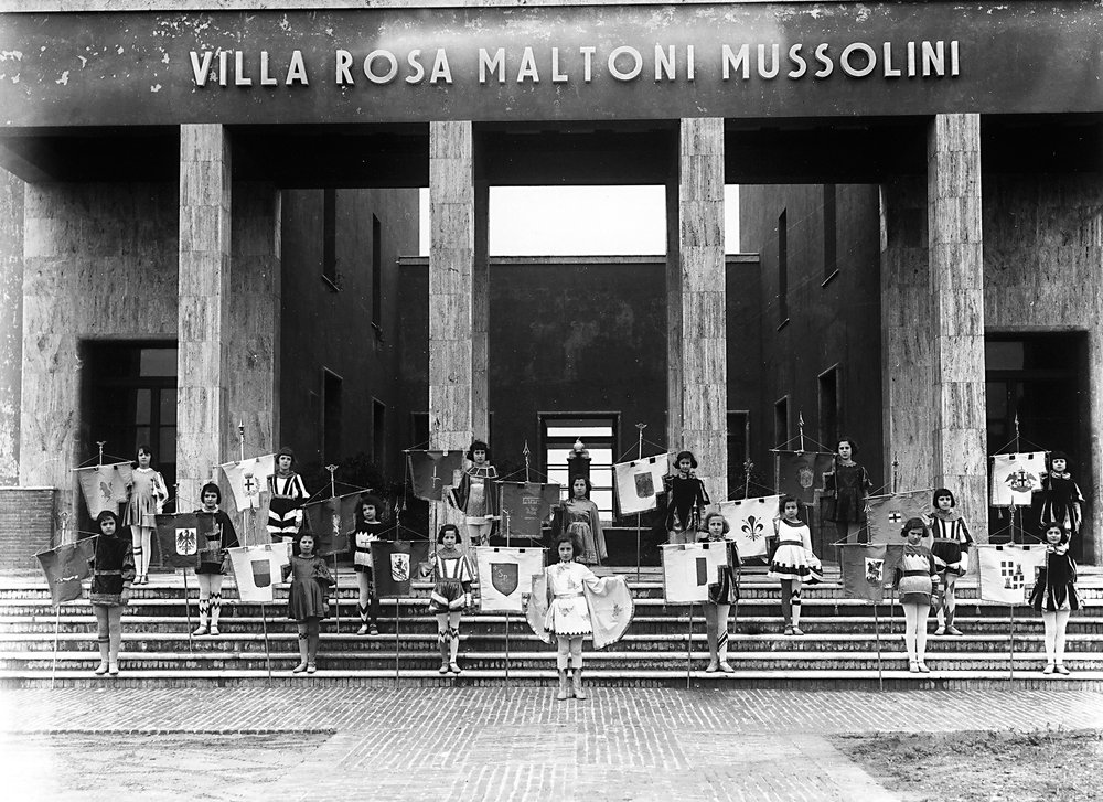 Villa Rosa Maltoni Mussolini: group of young girls dressed as page boys