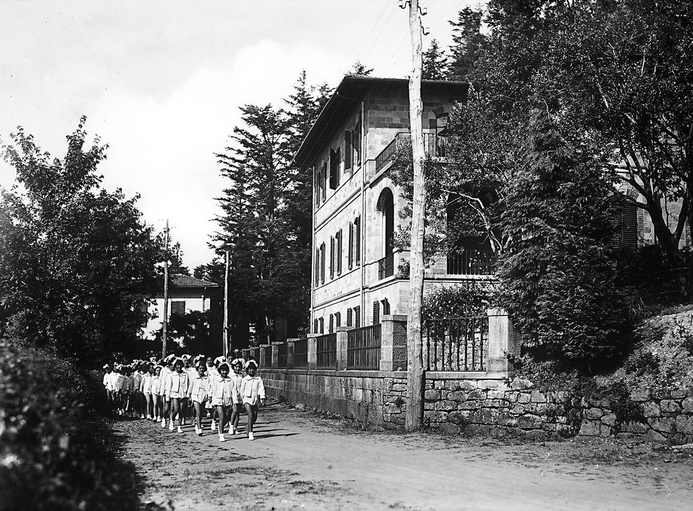 Villa Rosa Maltoni Mussolini: young female students on a walk