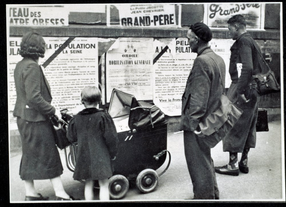 Second World War: Passers-by read the mobilization posters in September ...