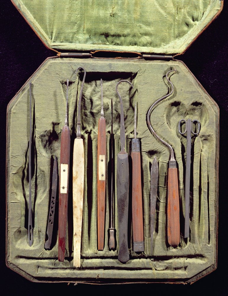 Box of ophthalmic instruments by Italian School