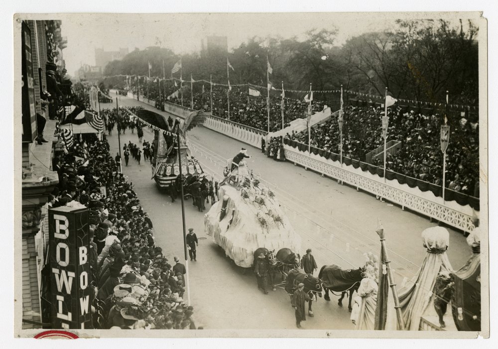 Historical Parade: general view Central Park St Nicholas Float