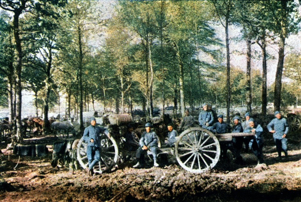 A group of French artillerymen with 75 mm guns during the battle of ...