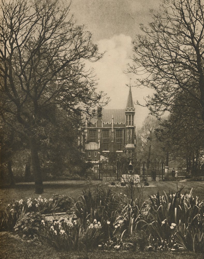 Red Brick Library of Lincoln's Inn from New Square, c1935