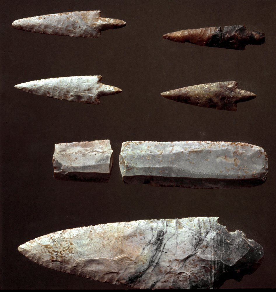 Arrow tips and flint from the necropolis of Cantalupo-Mandela, Lazio ...