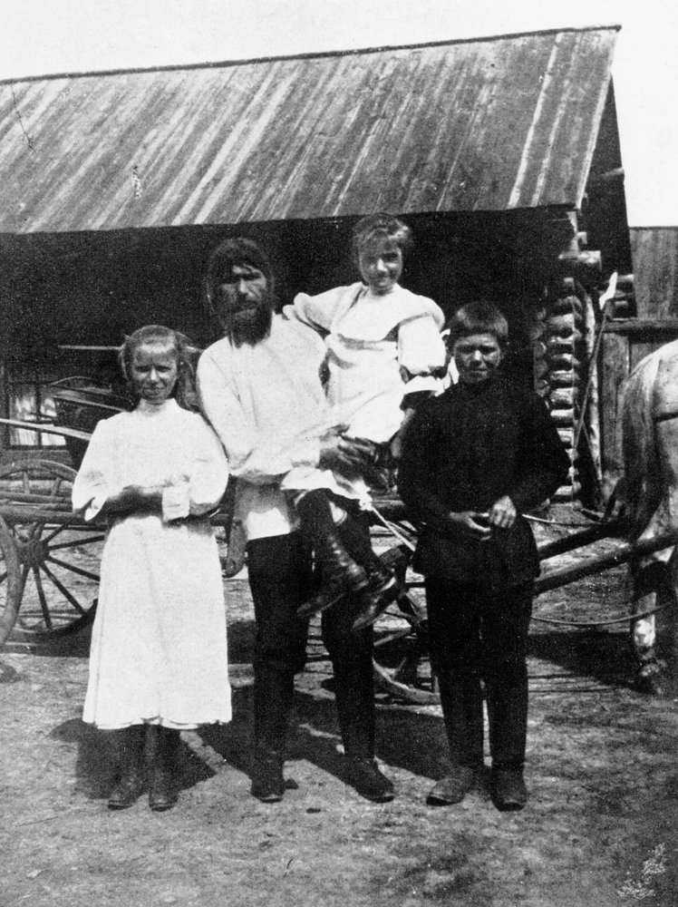 Rasputin and his family at Pokrovskoe