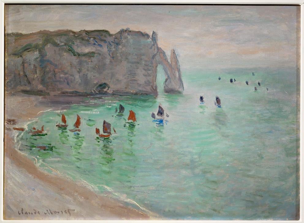 Etretat, Porte d&Aval: fishing boats leaving the port