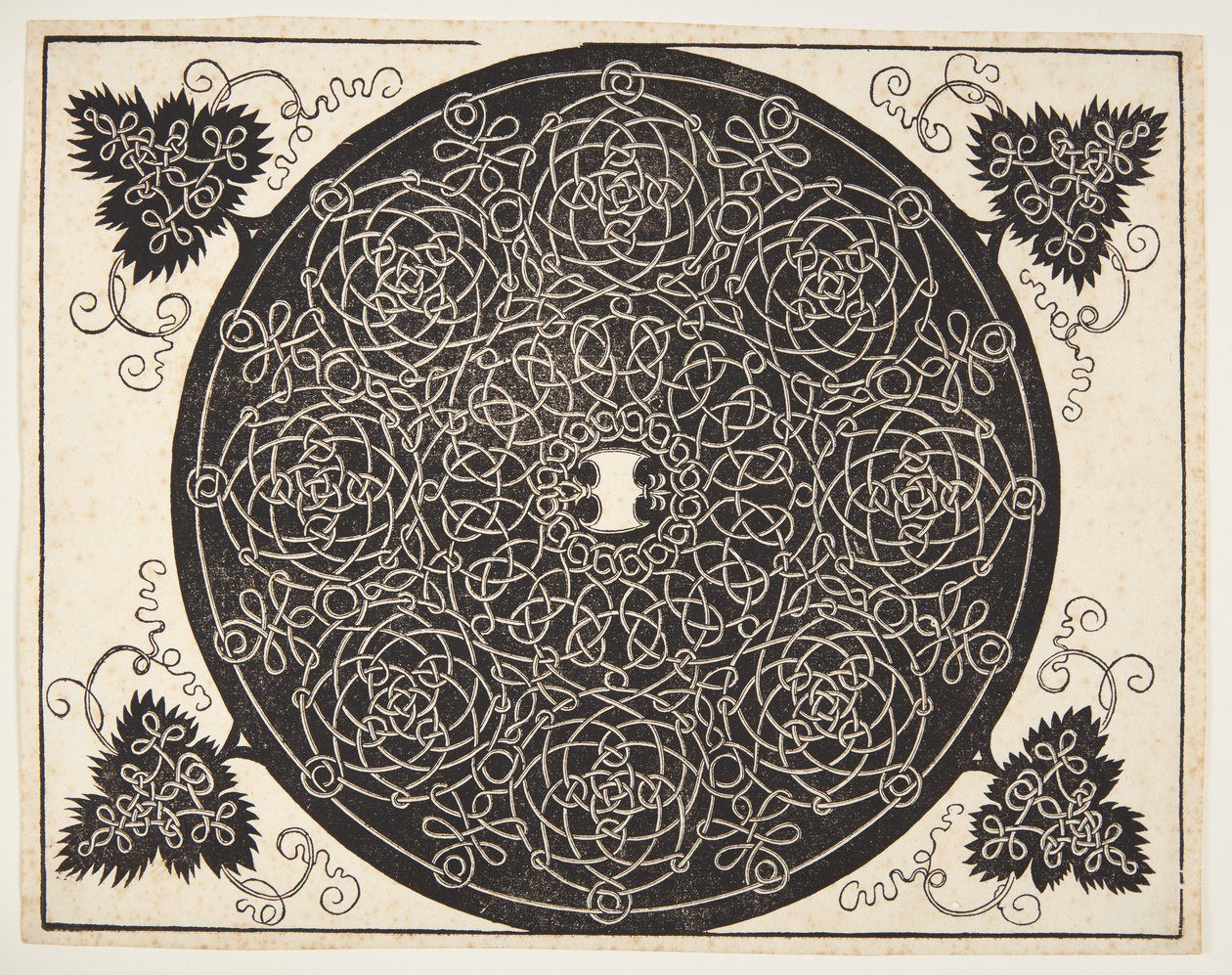 Interlaced Cord Pattern with Scalloped Shield