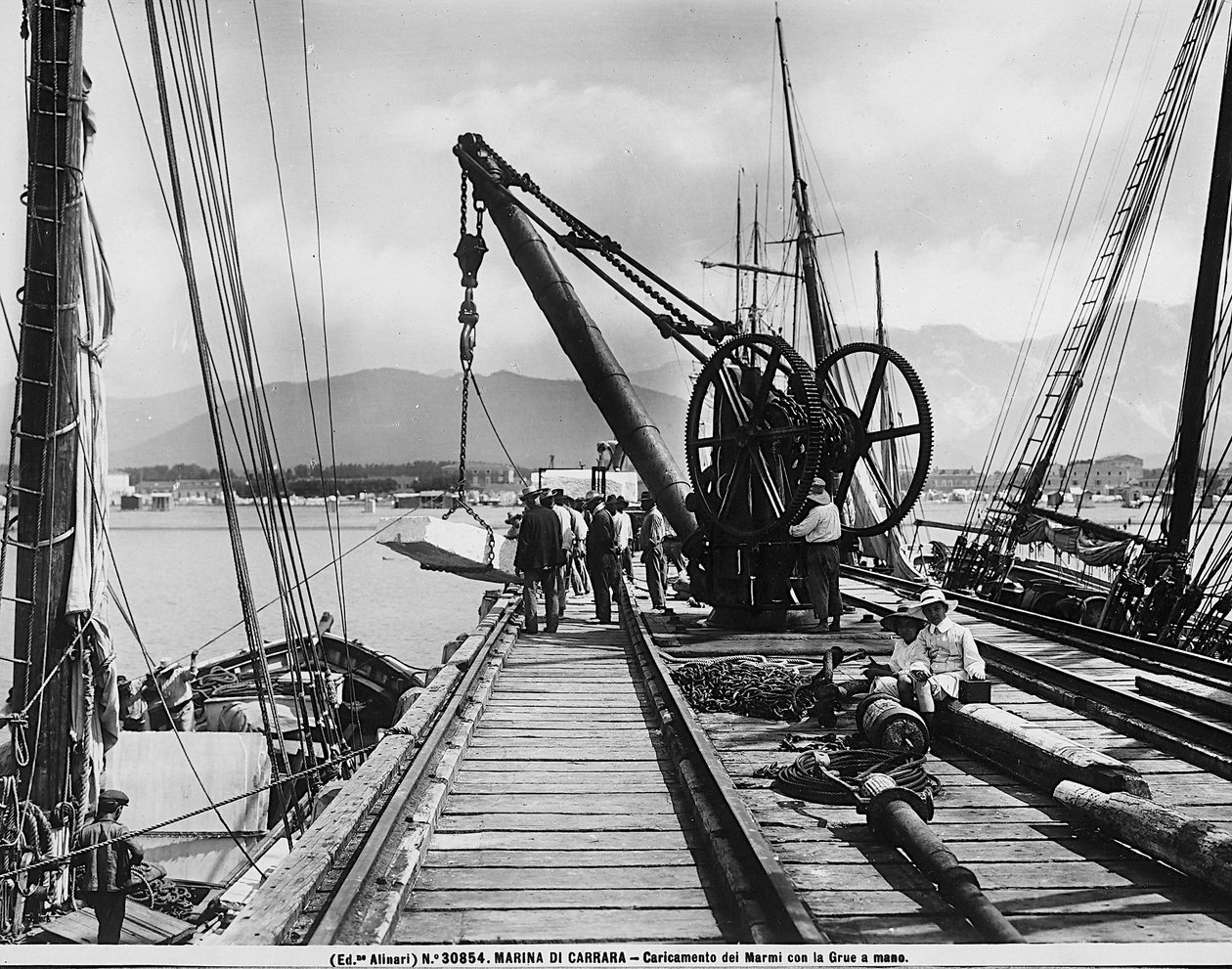 Loading blocks of marble with a hand crane in Marina di Carrara