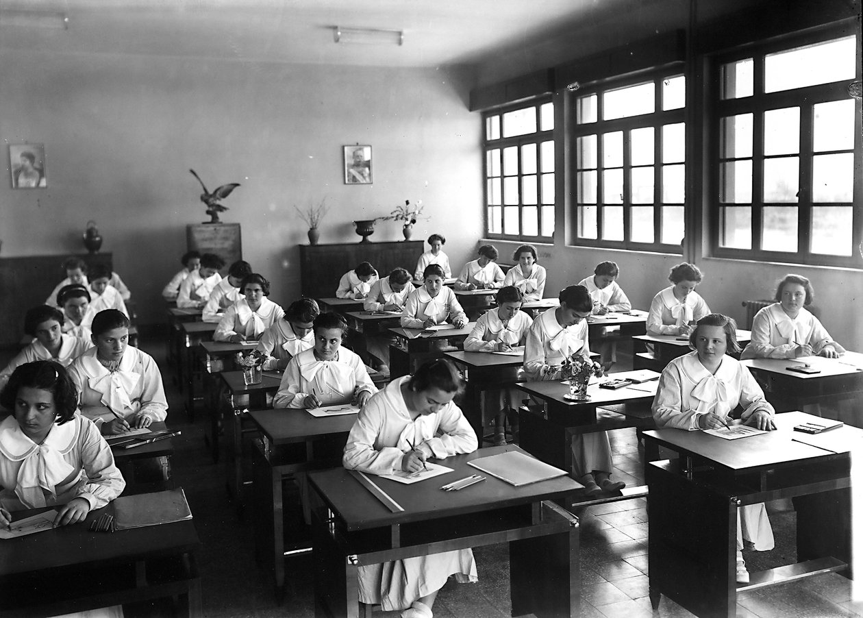 Villa Rosa Maltoni Mussolini: female students during a drawing lesson
