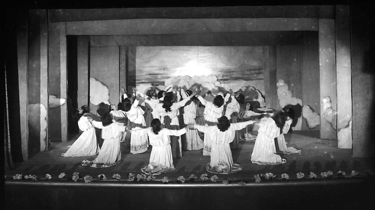 Villa Rosa Maltoni Mussolini: female students performing