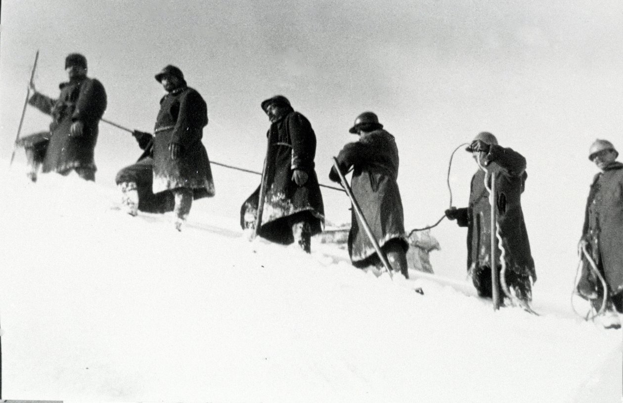 First World War: Italian alpine hunters during an ascent