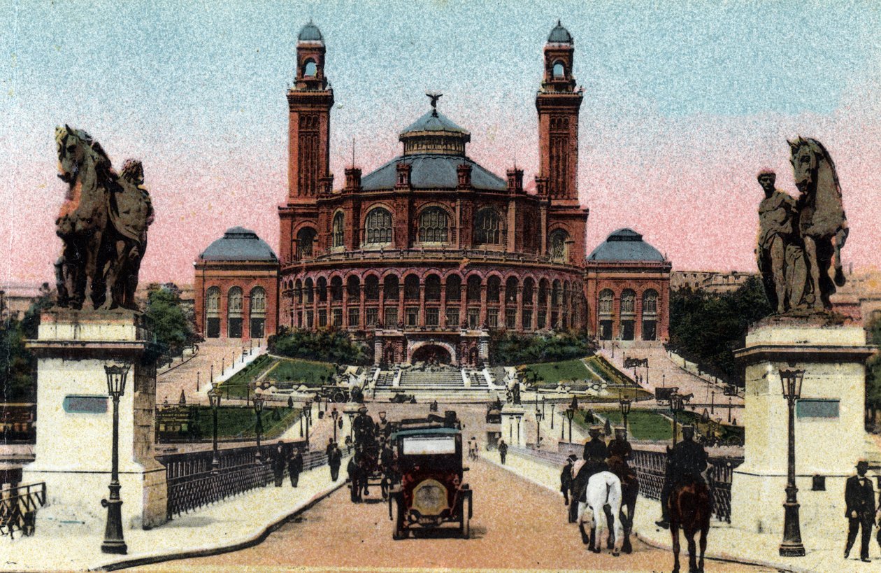Paris: exterior view of the Palais du Trocadero and the bridge of Iena
