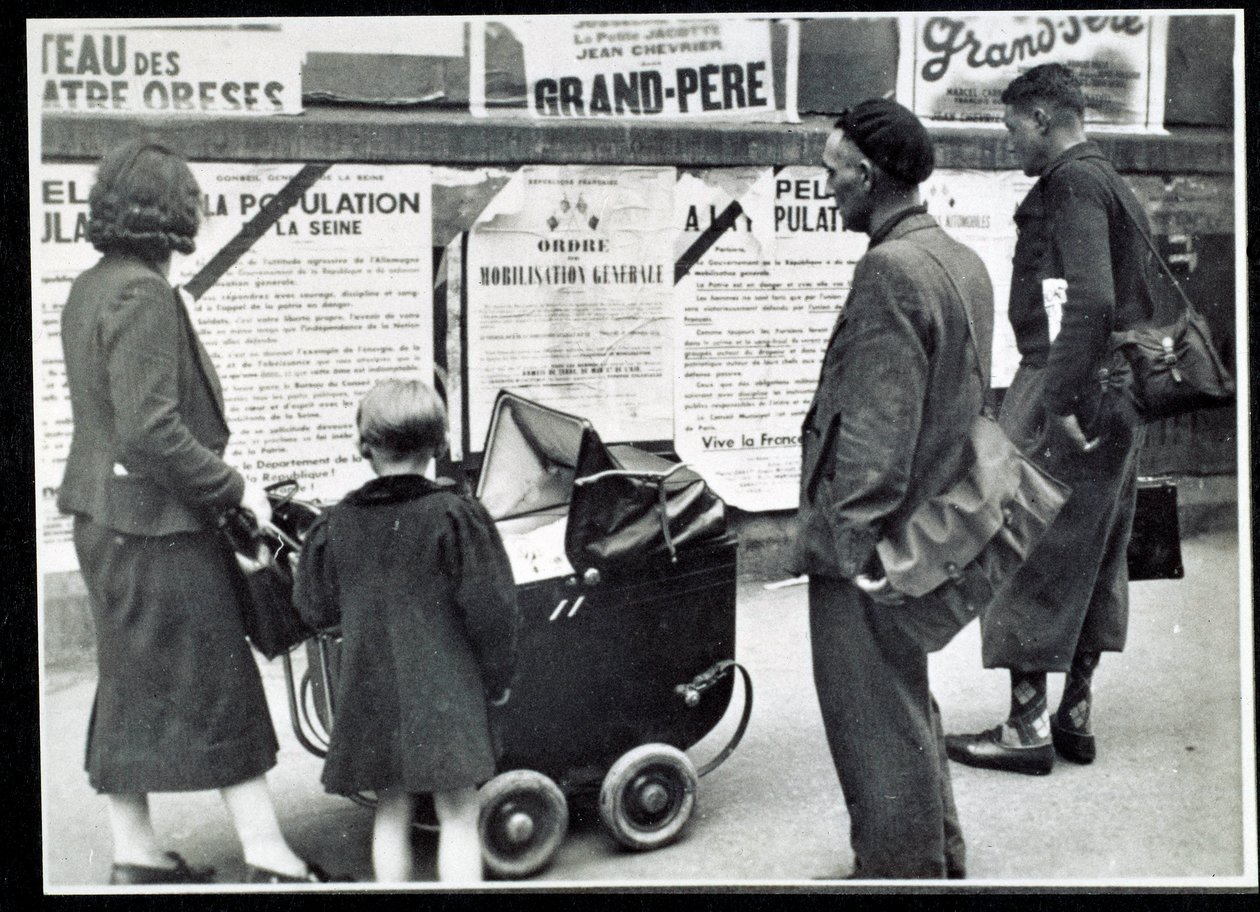 Second World War: Passers-by read the mobilization posters in September ...