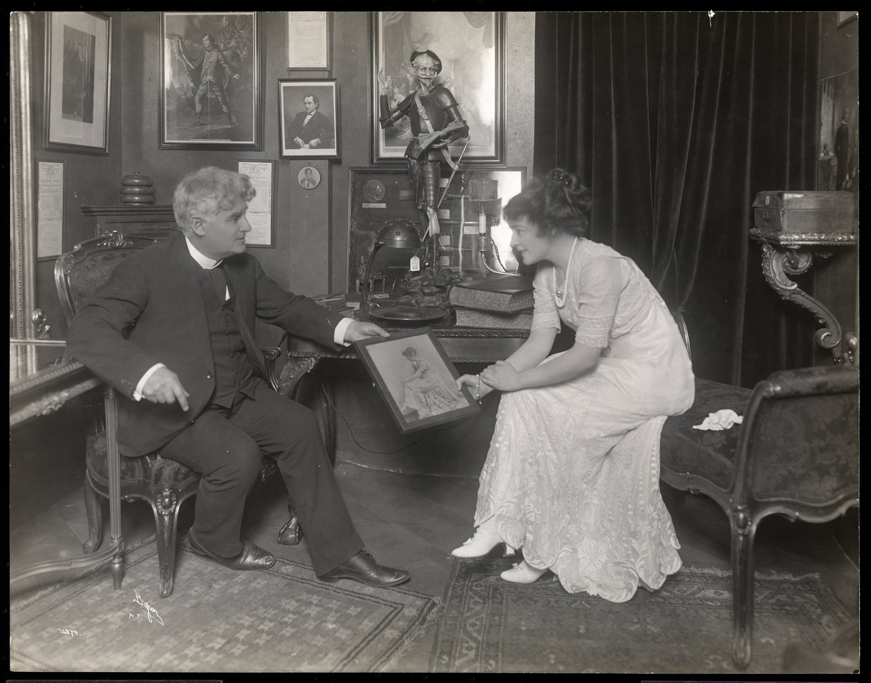 David Belasco showing a portrait to Frances Starr