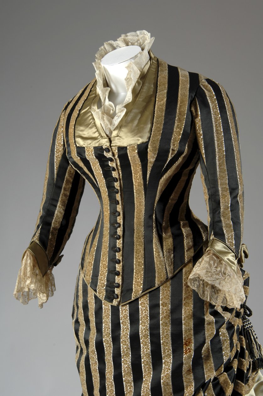Evening dress (partial side oblique view)