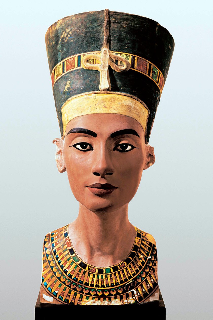 Bust of the Egyptian Queen Nefertiti, wife of Pharaoh Amenophis IV ...