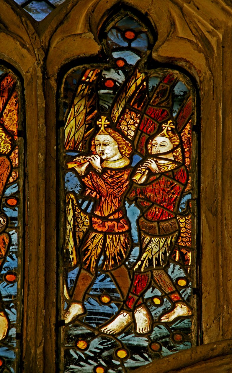 Window depicting musician angels with pipes
