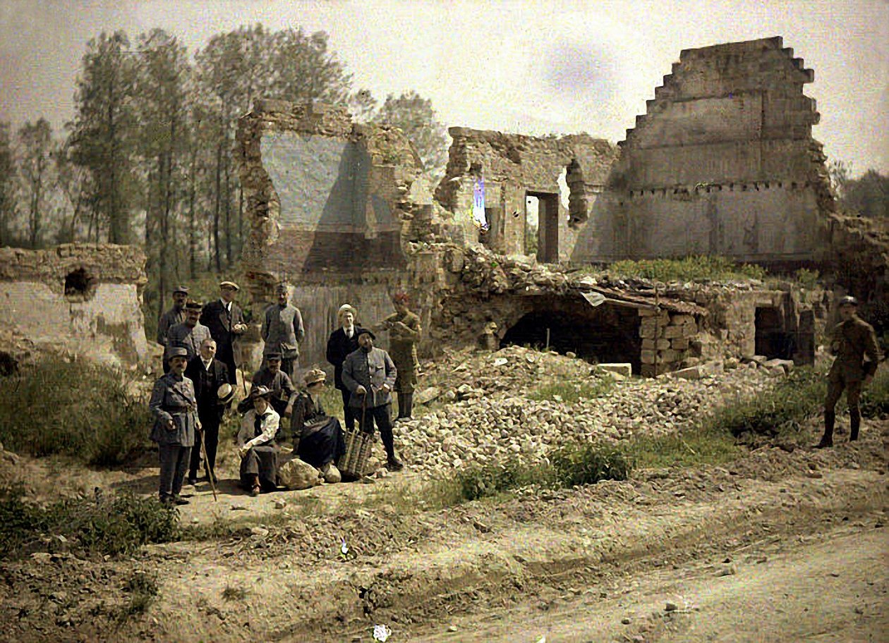 French soldiers and actors of the front theatre pose in the ruins ...