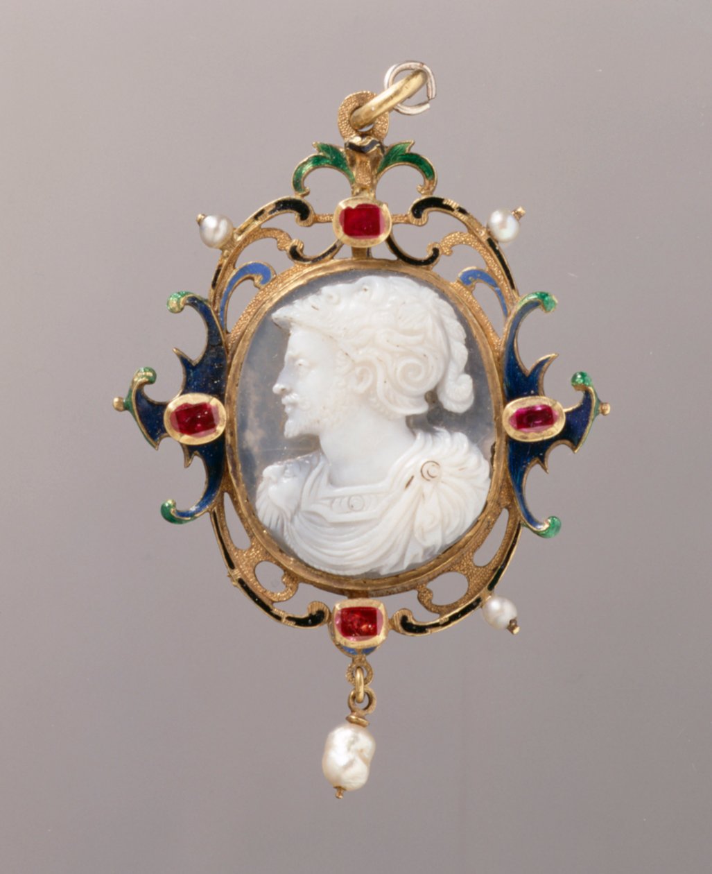 Cameo pendant depicting the bust of a bearded general