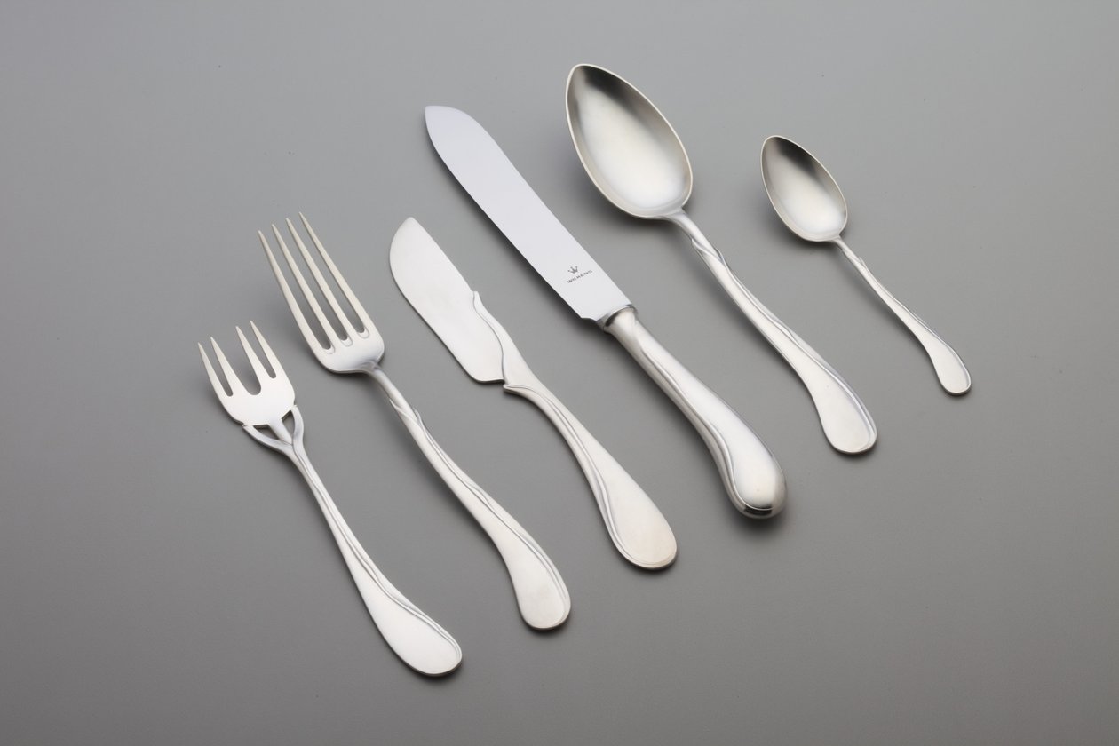 Six pieces of 'Tulipan' flatware: 1 table knife
