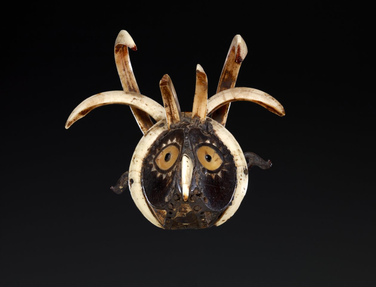 Mouth mask probably depicting the head of a rooster