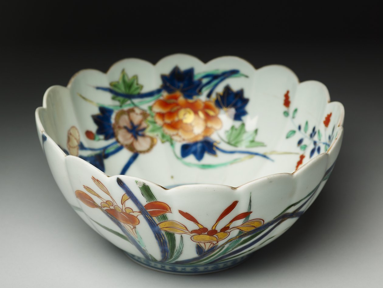 Bowl with fluted sides and a scalloped rim, ko-Imari ware