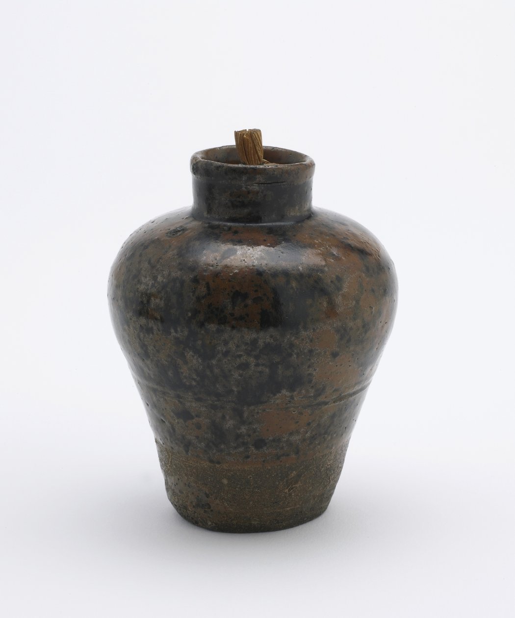Tea caddy, in jar shape, used as bottle for candy pellets, Edo period