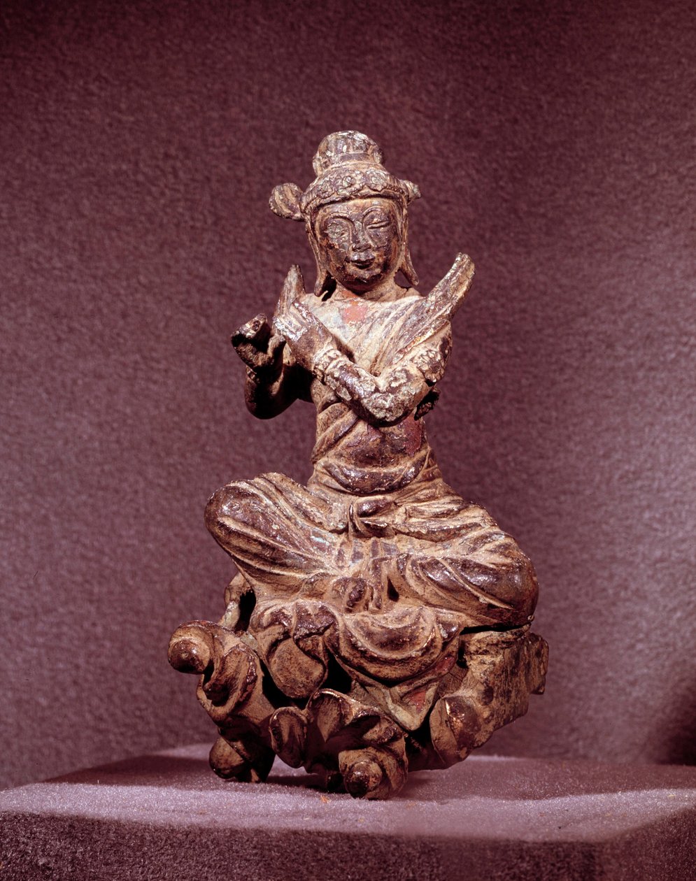 Korean art: representation of an Apsara in golden bronze, being Celeste ...