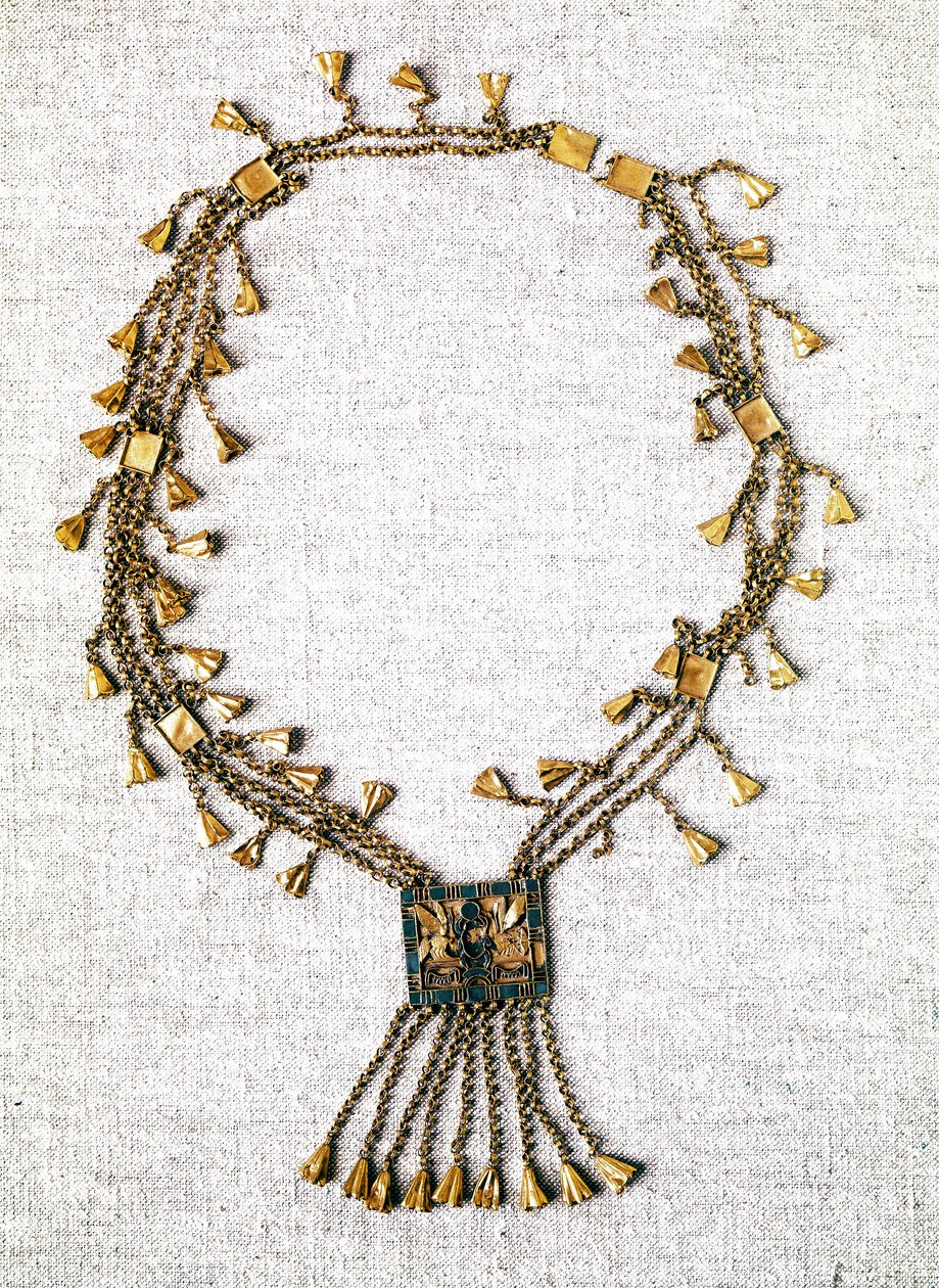 Ancient Egypt: gold necklace of Pharaoh Pinedjem. 21st dynasty (ca ...