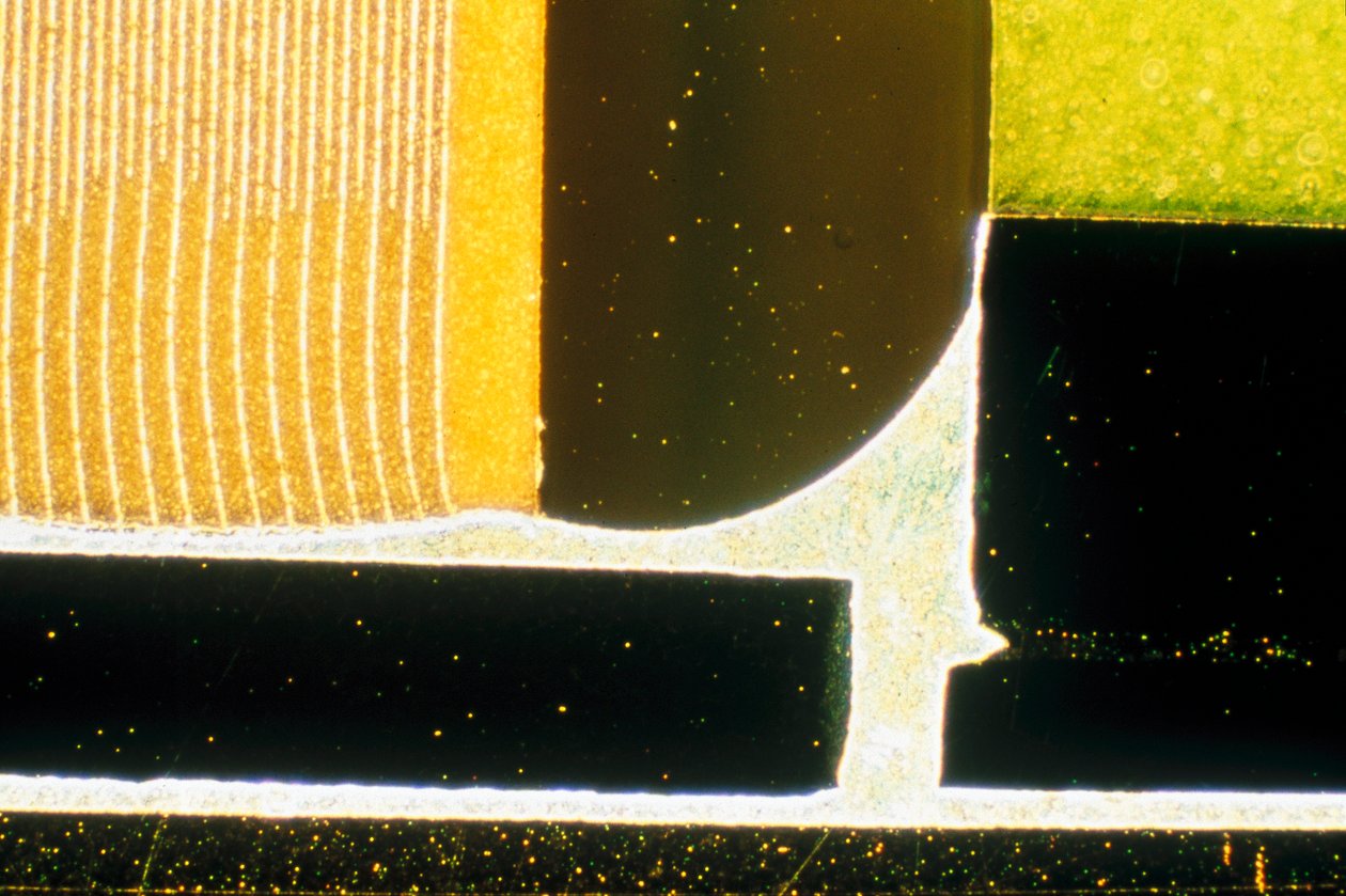 Electronic capacitor component cross-section by Unbekannt