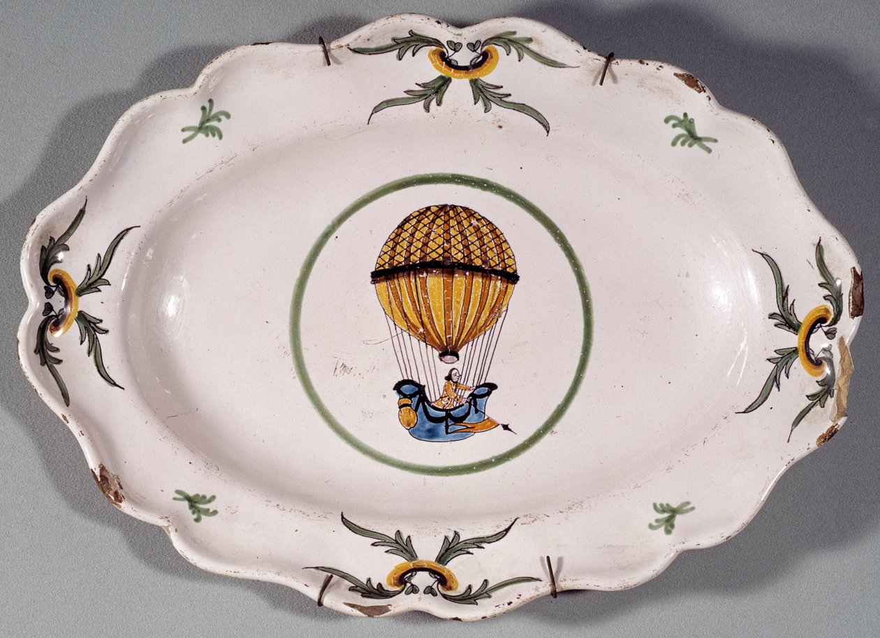 Plate in faience decorated with the representation of an ascent in balloon