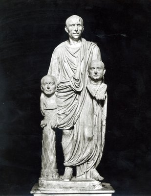 Lucius Junius Brutus holding busts of his ancestors (marble) (b/w photo)